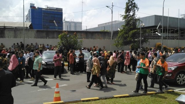 Pegawai Gedung BNPB Selamatkan Diri Lewat Tangga Evakuasi saat Gempa ...