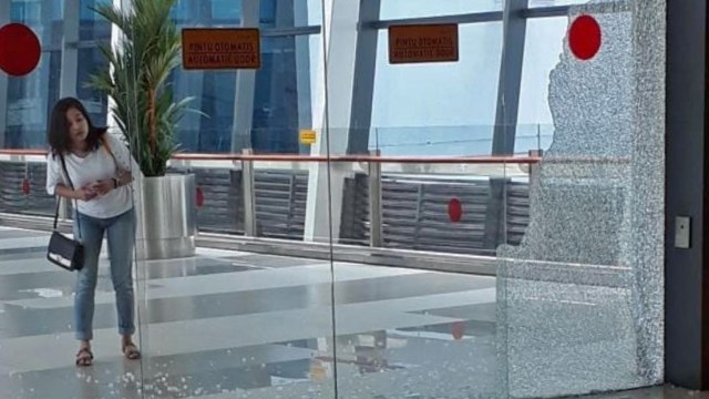 Kaca Skybridge Terminal 3 Bandara Soetta Pecah Saat Gempa Banten ...