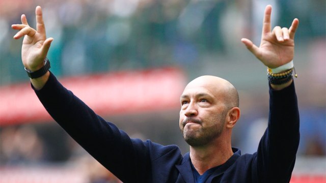 Lompatan dan Haru Walter Zenga di Giuseppe Meazza | kumparan.com