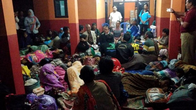 Pak Dirman Sambangi Pengungsi Bencana Longsor di Brebes | kumparan.com