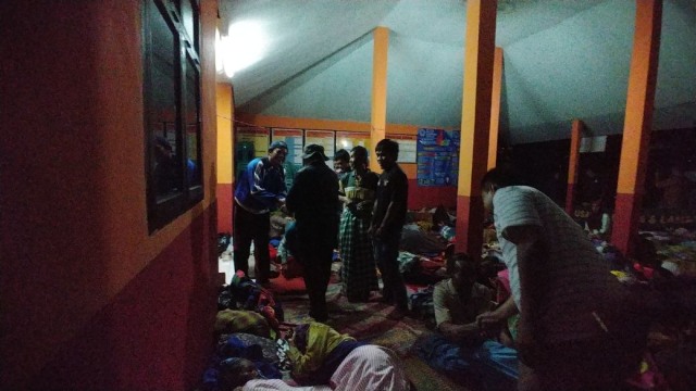 Pak Dirman Sambangi Pengungsi Bencana Longsor di Brebes | kumparan.com