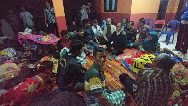 Pak Dirman Sambangi Pengungsi Bencana Longsor di Brebes | kumparan.com
