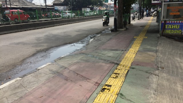 Guiding Block Trotoar di Tanjung Priok Rusak Akibat Pemotor | kumparan.com