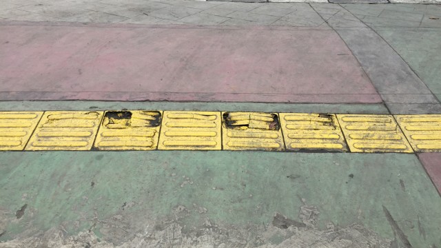 Guiding Block Trotoar di Tanjung Priok Rusak Akibat Pemotor | kumparan.com