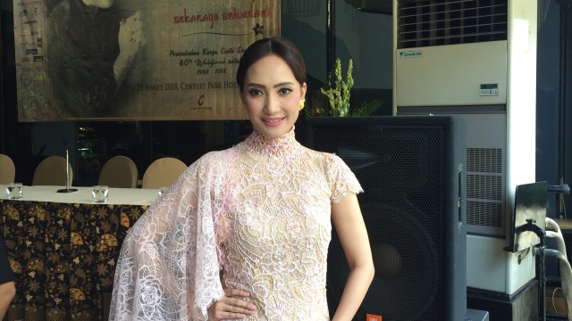 Artika Sari Devi Kagumi Desainer Anne Avantie | kumparan.com