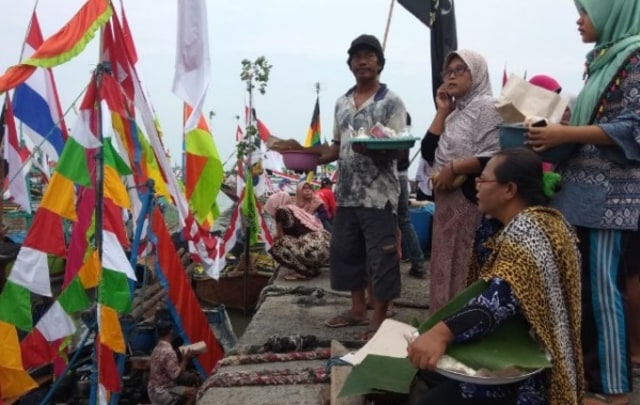 Antarkan Ratusan Tumpeng di Sekitar FSO Gagak Rimang | kumparan.com