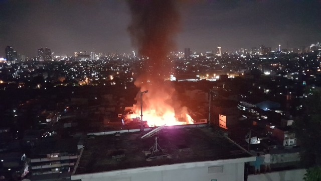 Kebakaran Landa Permukiman Padat di Jembatan Besi, Jakbar | kumparan.com