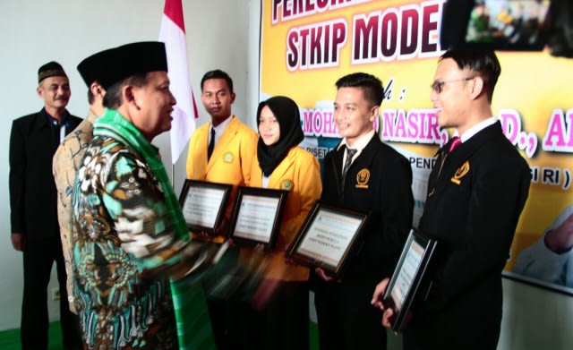 34 Mahasiswa STKIP Modern Ngawi Terima Beasiswa senilai 2 Milyar ...