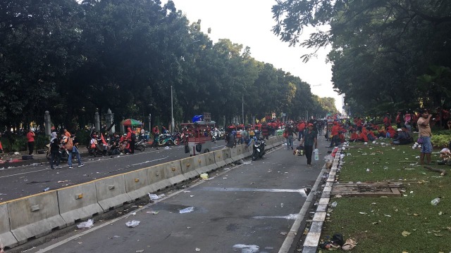 Buruh di Depan DPR Bubarkan Diri, Lalu-Lintas Kembali Lancar | kumparan.com