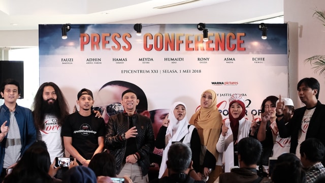 Pengalaman Pertama Oki Setiana Dewi Kerja di Balik Layar Film '212 ...
