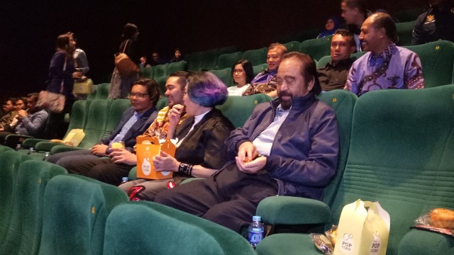 Surya Paloh Nonton Film 'Terbang' Bareng Baim Wong hingga Dion Wiyoko ...