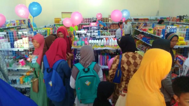 Haru Bahagia Dirasakan Para Pembeli Perdana dan Panitia Grand Opening ...