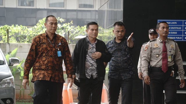 Kronologi OTT Bupati Bengkulu Selatan dan Istrinya | kumparan.com