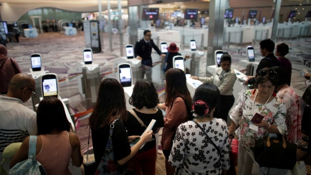 Menjajal Serunya Autogate Imigrasi di Bandara Changi, Singapura | kumparan.com