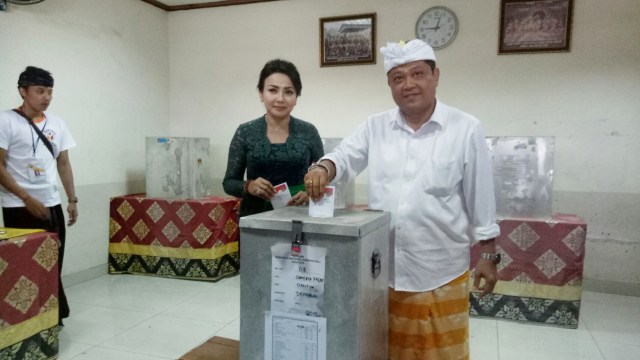 Sebelum Nyoblos, Cagub Bali Rai Mantra Sembahyang dan Yoga | kumparan.com