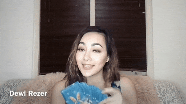 Dewi Rezer dan Kebiasannya Membaca Kartu Tarot | kumparan.com