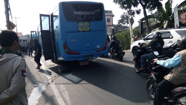 Bus Mogok Dilarang Lanjutkan Perjalanan di Puncak | kumparan.com
