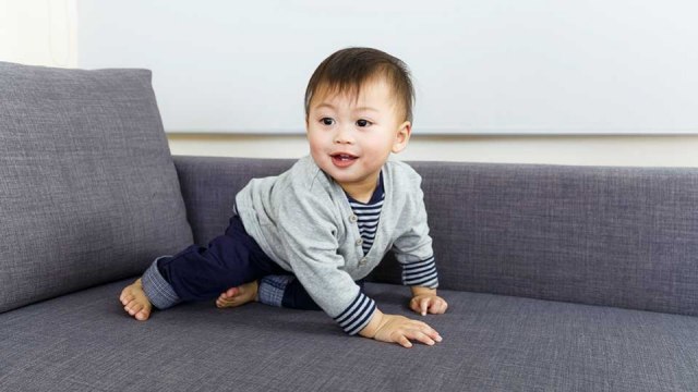Pentingnya Tahap Merangkak Dalam Perkembangan Motorik Anak | kumparan.com