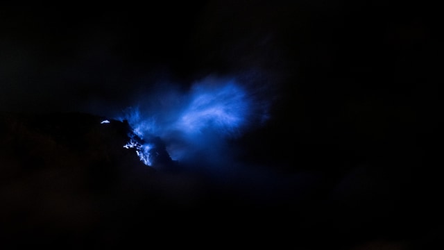 Penyebab Blue Fire Kawah Ijen Padam, Ini Informasi Resminya! | kumparan.com