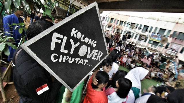 Menggapai Asa di Taman Baca Kolong Fly Over Ciputat | kumparan.com