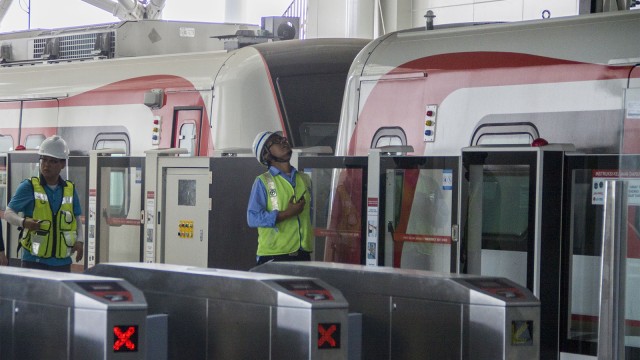 Proyek Mau Dilanjutkan, Penumpang LRT Jakarta Rata-rata Baru 1.100 per ...