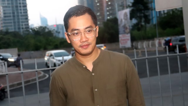 Dennis Adishwara Jenguk Risma: Kondisi Membaik, Beliau Semangat Sekali | kumparan.com