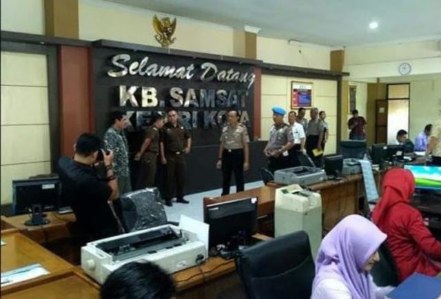 Satgas Saber Pungli Sidak Empat Instansi di Kediri | kumparan.com