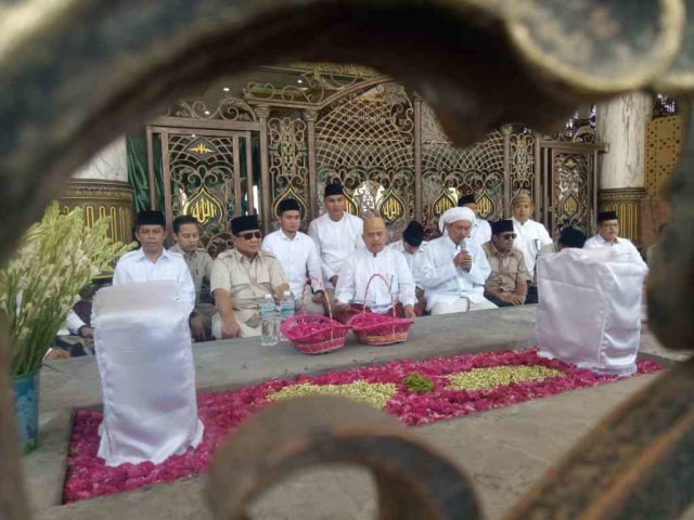 Tujuan Prabowo Ziarah ke Makam Syaikhona Kholil di Bangkalan | kumparan.com