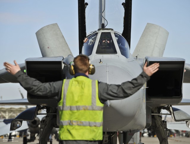 Mengenal Ground Marshall, Sang Juru Parkir Pesawat | kumparan.com