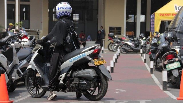 Siapa yang Bisa Terbitkan Sertifikat Mengemudi untuk SIM? | kumparan.com