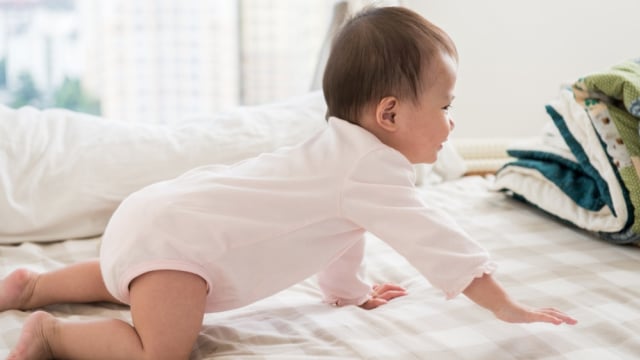 Kapan Bayi Mulai Merangkak? | kumparan.com