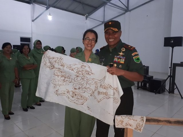 100 Pembatik Dharma Pertiwi Sorong Mencanting Kain Batik Bersama ...