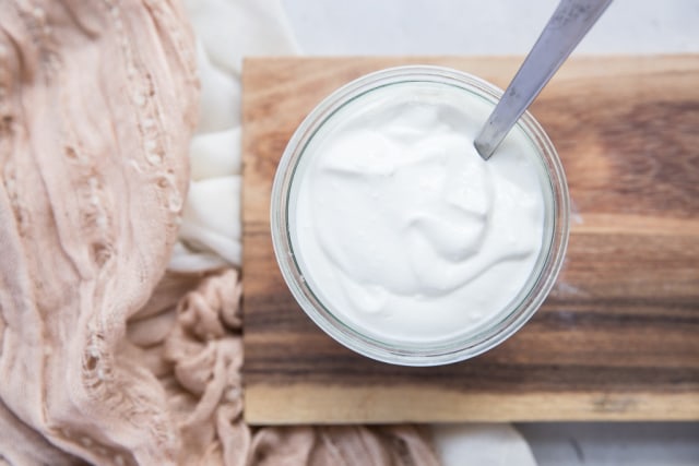 3 DIY Hair Mask untuk Rambut Keriting, Mudah Lho! | kumparan.com
