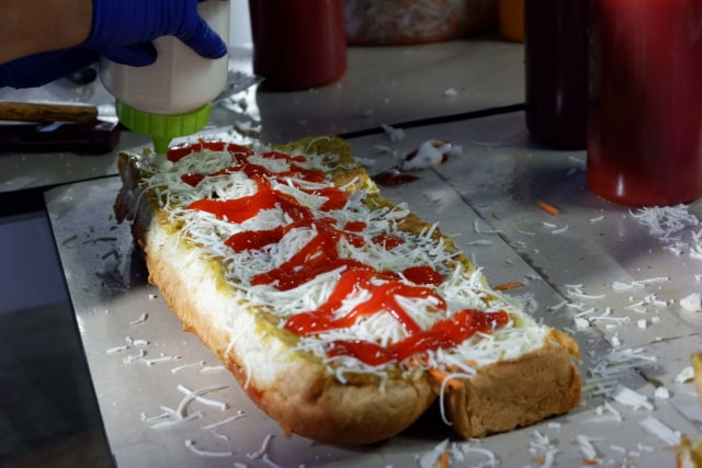 Manjakan Lidahmu dengan Roti Long John nan Unik | kumparan.com