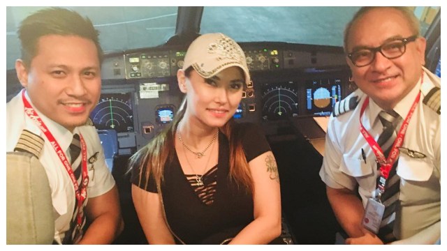 Maria Ozawa Masuk ke Kokpit dan Foto Bareng Pilot di Bali | kumparan.com