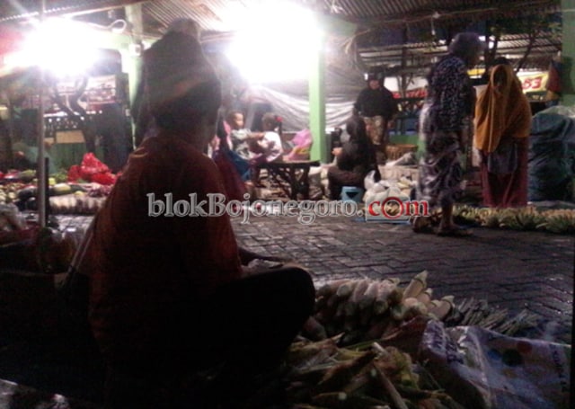 Hujan Warnai Perpindahan Lapak Dagangan PKL Pasar Kota Bojonegoro ...
