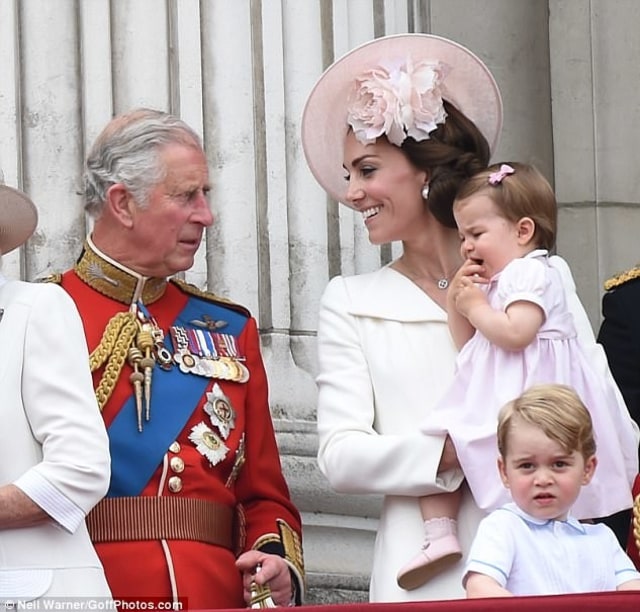 Momen Manis Pangeran Charles Bersama Cucunya! | kumparan.com