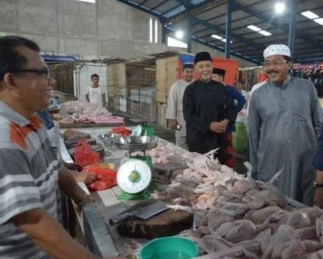 Harga Daging Ayam Dua Kali Naik Bulan Ini di Kijang | kumparan.com