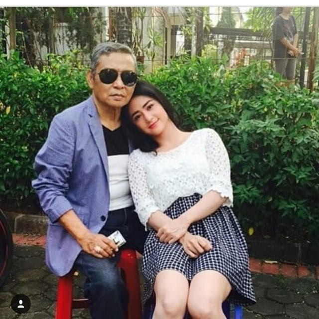 7 Potret Kedekatan Dewi Perssik dengan Ayah dan Ibunya | kumparan.com