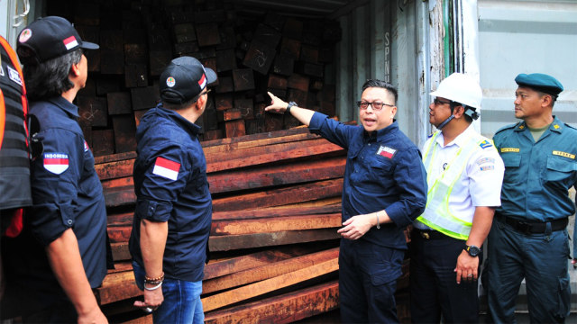 PT SPIL Kaget 40 Kontainernya Berisi Kayu Ilegal dari Papua | kumparan.com