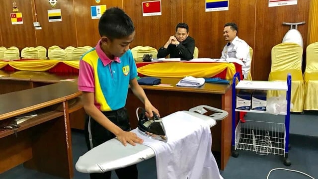 Sekolah Menengah di Malaysia Tes Calon Siswanya Menyetrika Baju ...