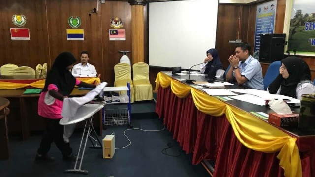 Sekolah Menengah di Malaysia Tes Calon Siswanya Menyetrika Baju ...