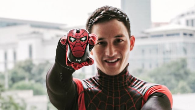 Mike Lewis Hobi Koleksi Kostum Superhero | kumparan.com