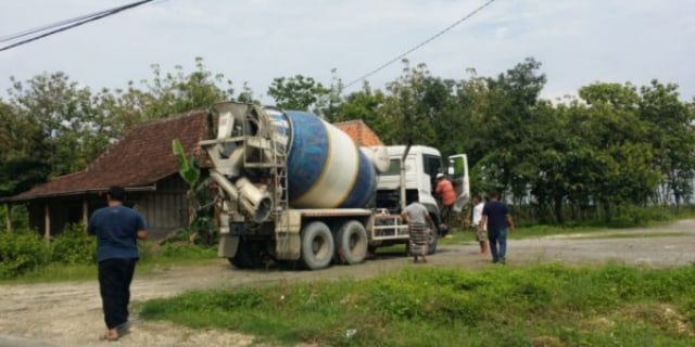 Kontraktor Lokal Hentikan Truck Molen Proyek J-TB | kumparan.com