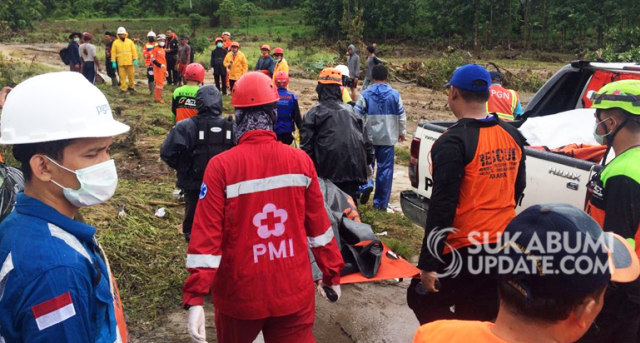 Misi Kemanusian Anggota PMI Kabupaten Sukabumi di Banten, Ibu dan Anak ...