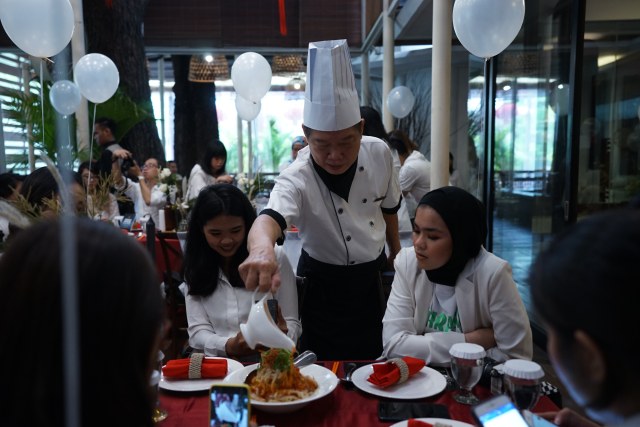 Menikmati Kuliner Imlek di Meradelima Bersama Anggota Zomato Gold ...