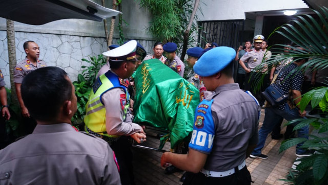 Wakapolri Sambut Jenazah Mantan Kapolri Awaloedin Djamin di Rumah Duka ...