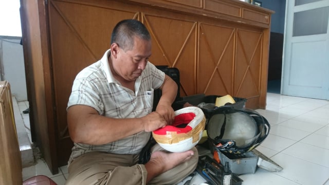 Kisah Pria yang 13 Tahun Jajakan Jasa Servis Helm Keliling | kumparan.com