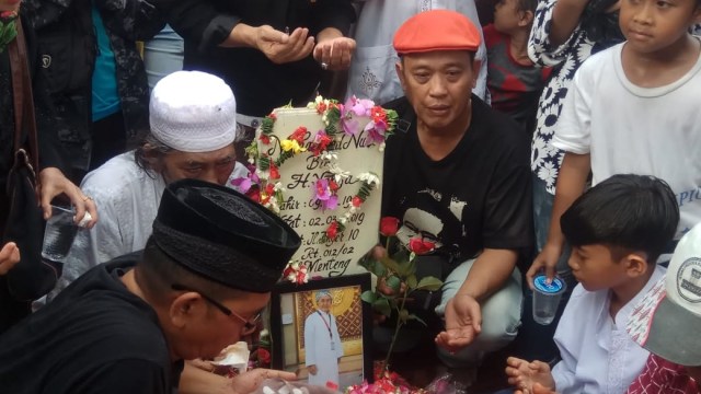 Isak Tangis Keluarga Iringi Prosesi Pemakaman Komedian Nur Tompel ...