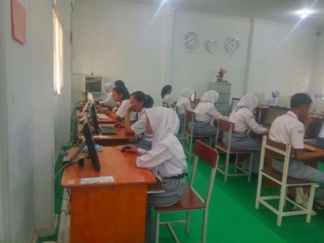 Hari Pertama UNBK SMK di Batam, Siswa: Kami Deg-degan | kumparan.com